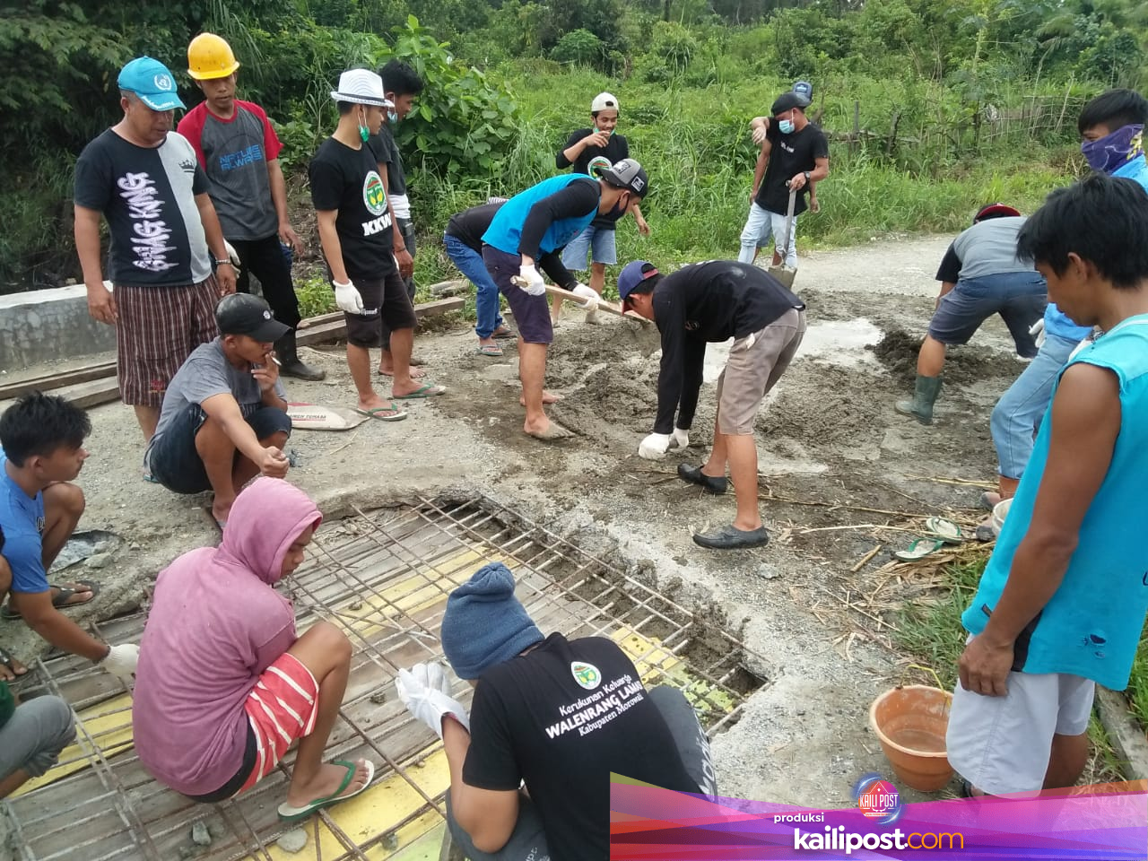 Warga Bahodopi Gotong Royong Perbaiki Jalan Rusak - KAILIPOST
