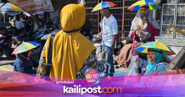 Model Sosialisasi Bacaleg Perindo, Bagi Topi Payung ke Pedagang Kecil ...
