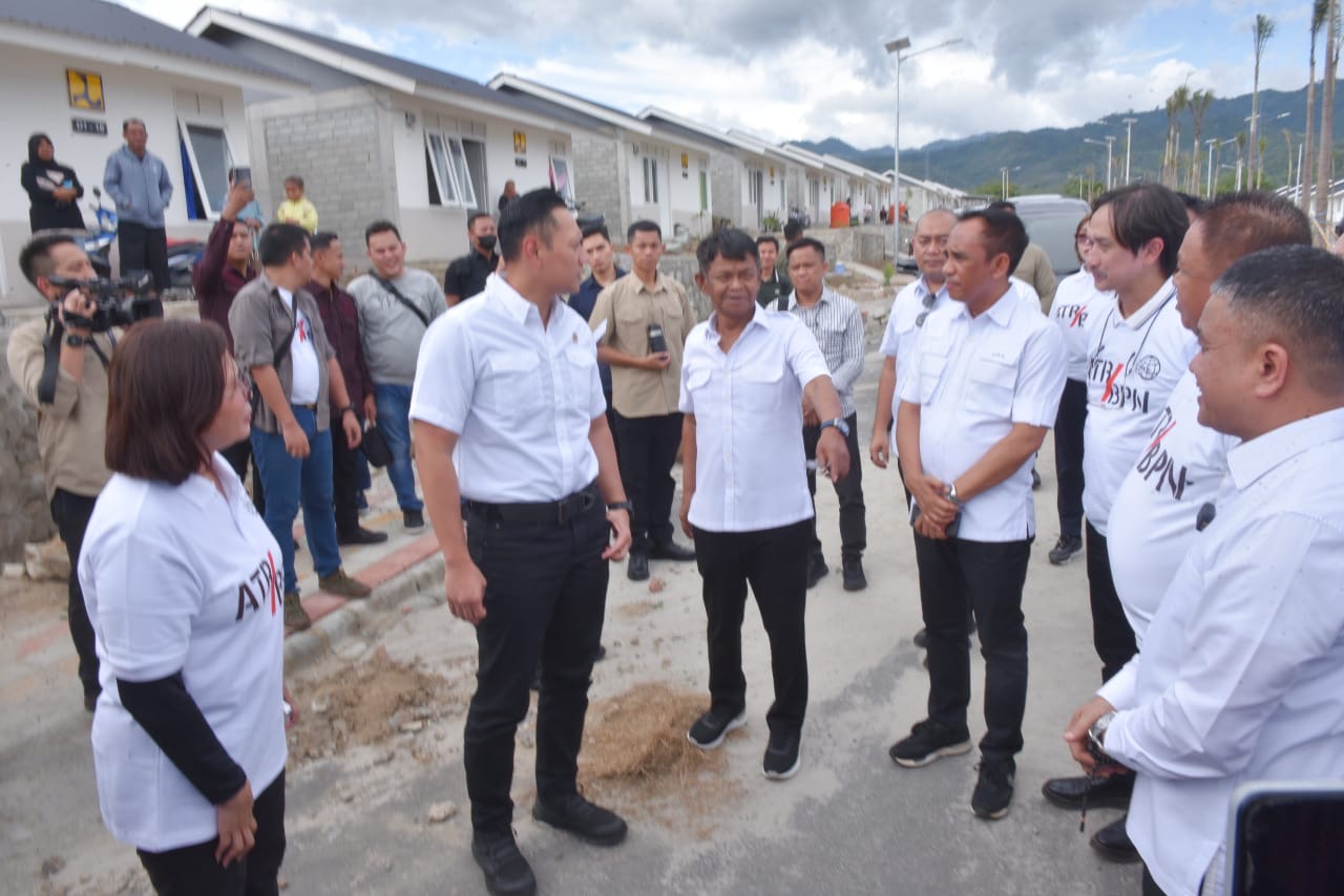 Serahkan Sertifikat Tanah Korban Bencana Di Petobo, AHY: Sertifikat Tanah Beri Nilai Tambah ...